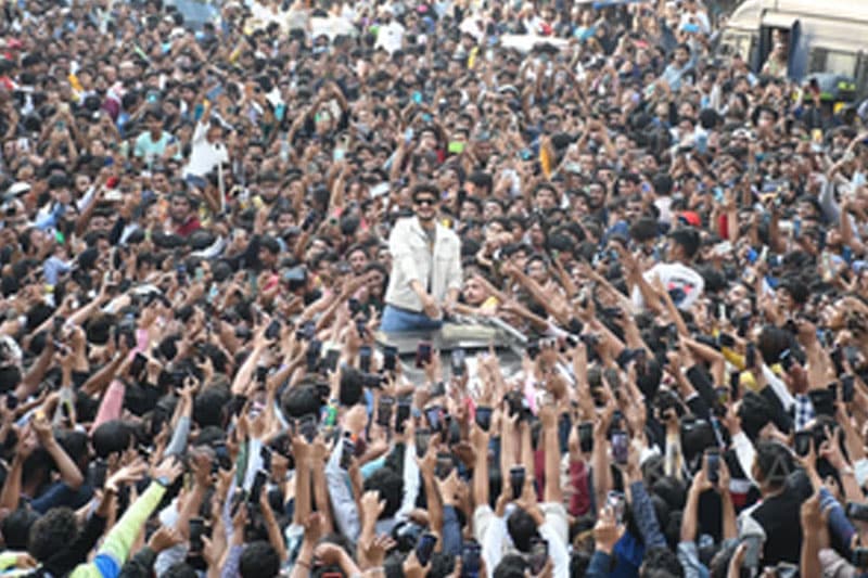 Dongri Streets Filled with Fans as Local Lad Munawar Returns Home ...