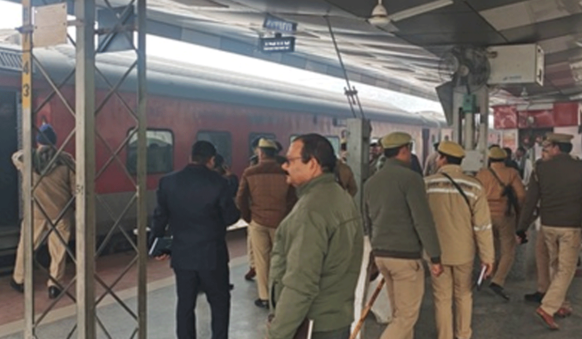 Panic erupts on Gorakhpur-Lokmanya Tilak train following bomb threat ...